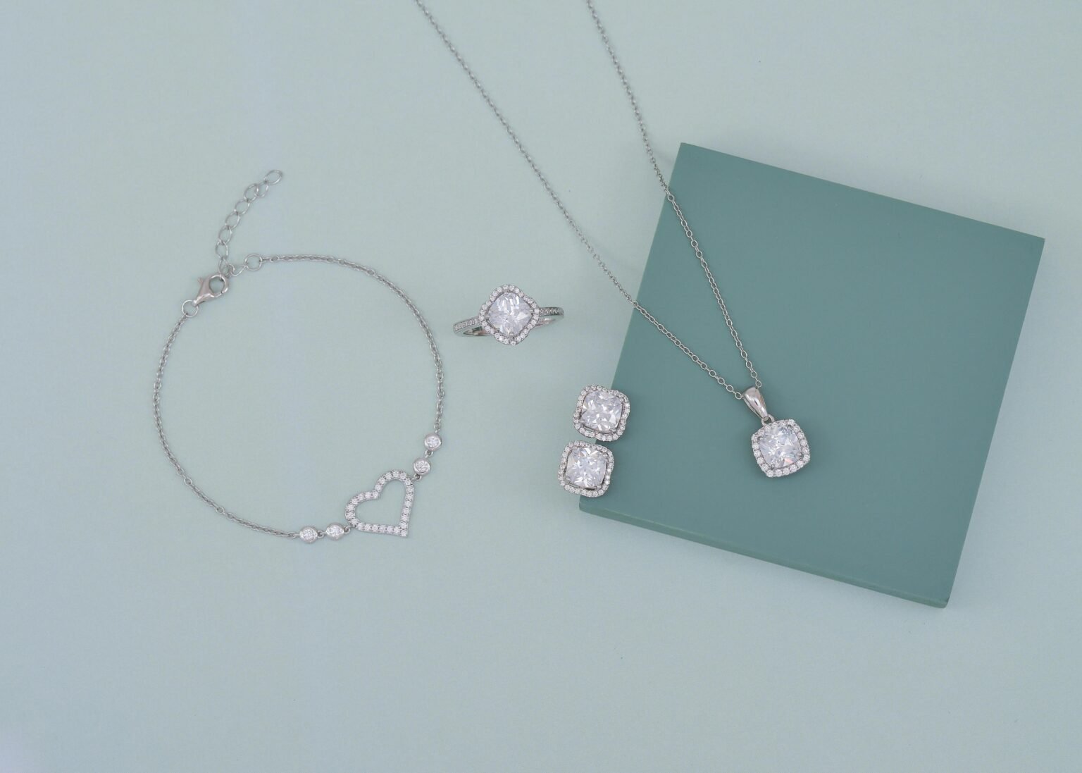 Capsule Jewelry Collection: Must-Have Pieces